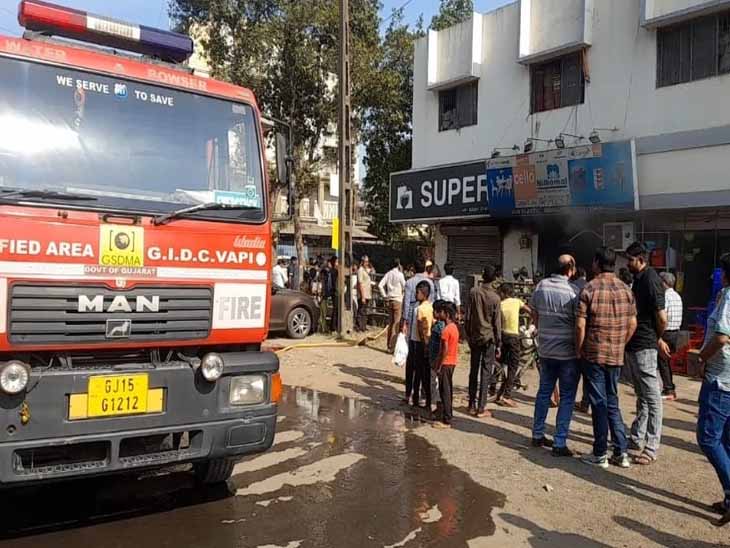 A fire broke out in a shop selling plastic goods in Vapi | આગ: વાપીમાં પ્લાસ્ટિકનો સામાન વેચતી ...