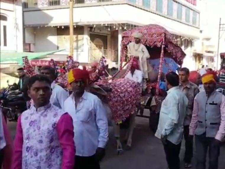As per the old tradition in Dhrangadhra, people came to get married in ...