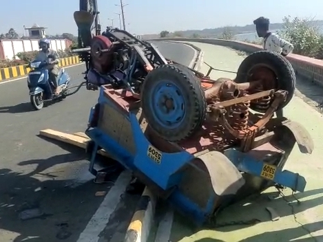 Accident on Diu-Nagwa road due to broken clutch wire of Chakado ...