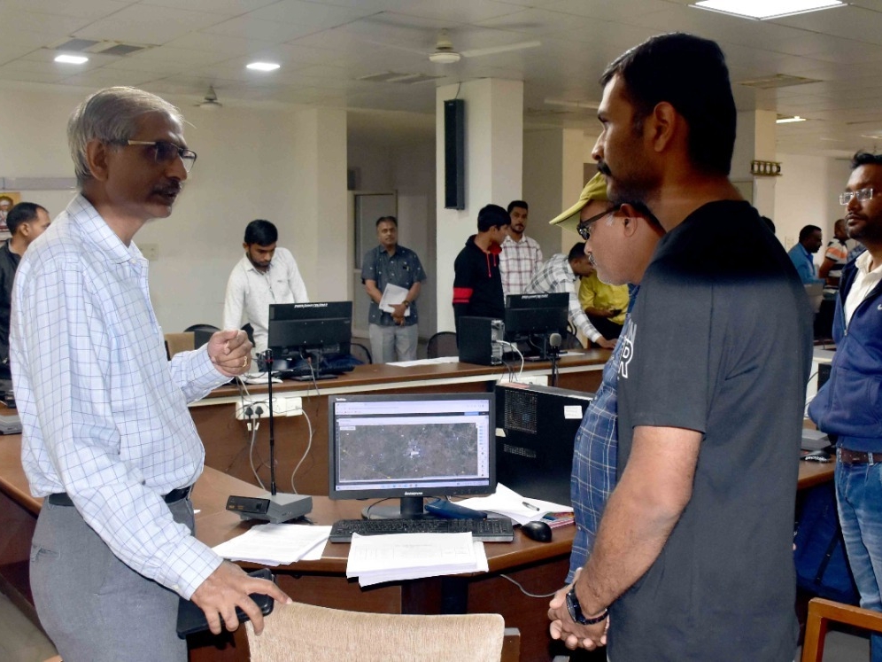 આણંદની કલેકટર કચેરી ખાતે મોનીટરીંગ કંટ્રોલ રૂમમાં મતદાન મથકોએ ઈવીએમ ...