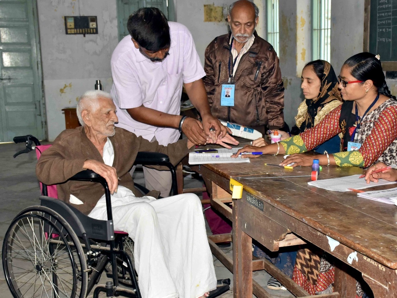 103-year-old Dahyabhai Patel, who scored a century on Zindagi's pitch ...