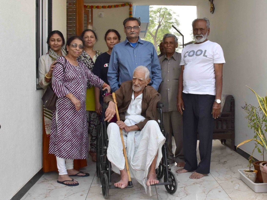 જિંદગીની પિચ પર સદી ફટકારનાર103 વર્ષના ડાહ્યાભાઈ પટેલે તેમની બે પેઢી ...