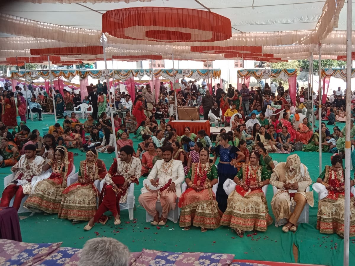 7 couples of Himmatnagar Nai Samaj got married; MLA V. d. The marriage ...