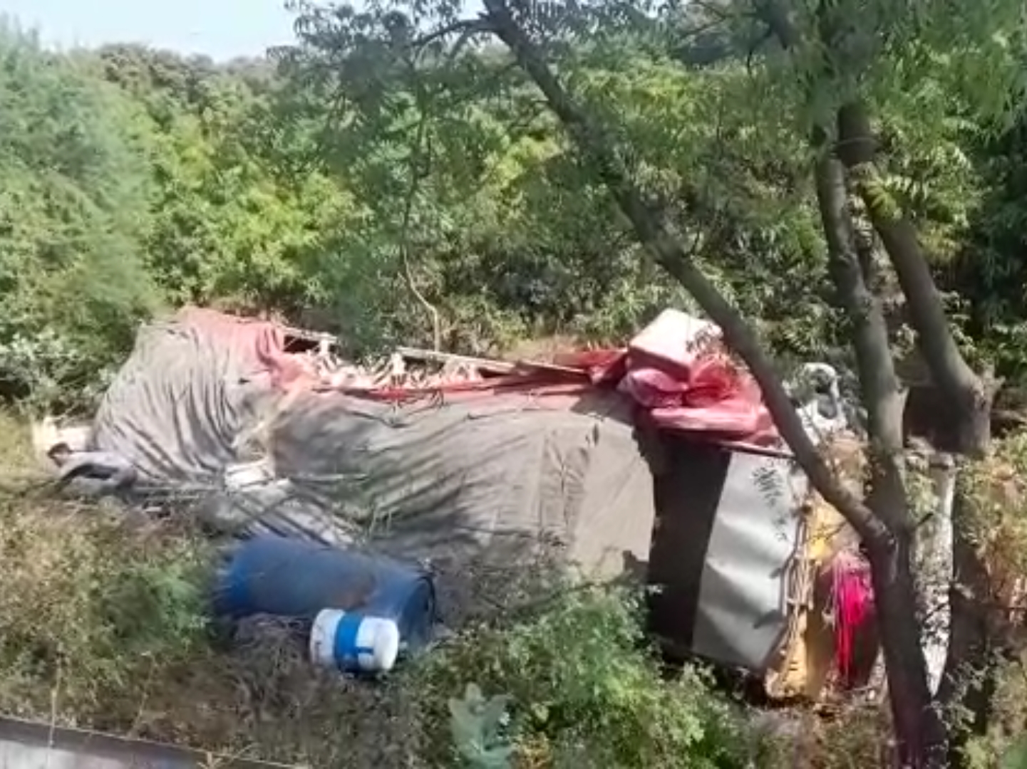 A truck full of apples overturned on the national highway near Navsari ...