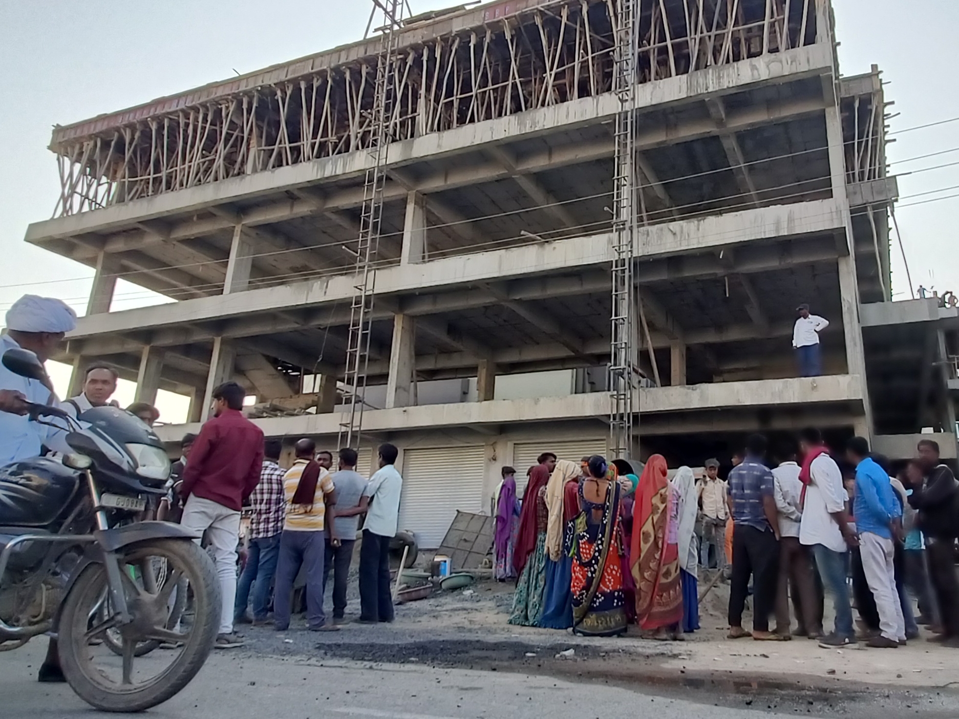 A laborer fell from the roof of the 4th floor of a complex under construction on Rajmahal Road ...