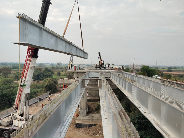 6 girders of 150 tonnes were erected on new Saroli Bridge in 3 hours.