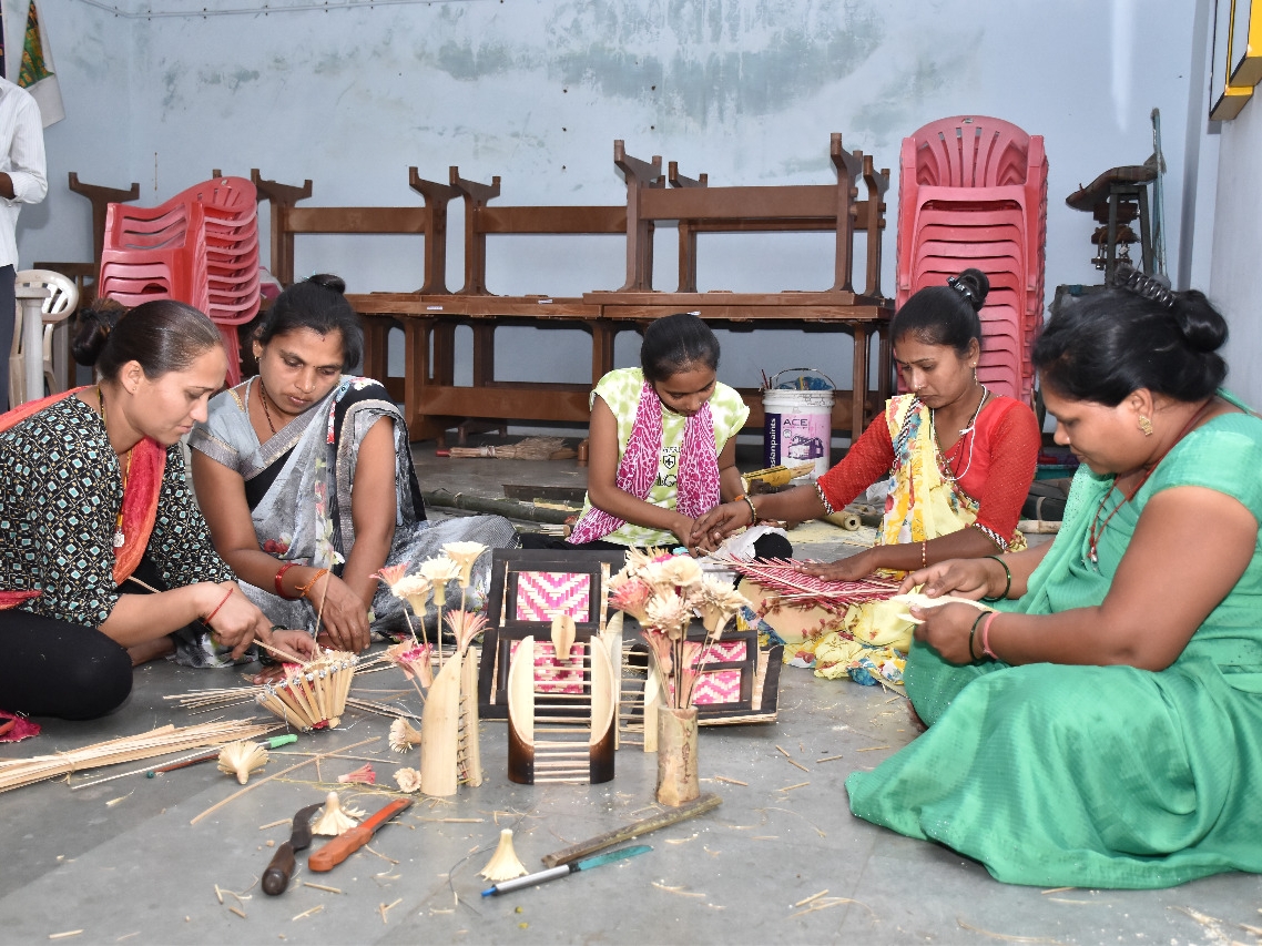 29 women of Valsad district were trained to make various attractive ...