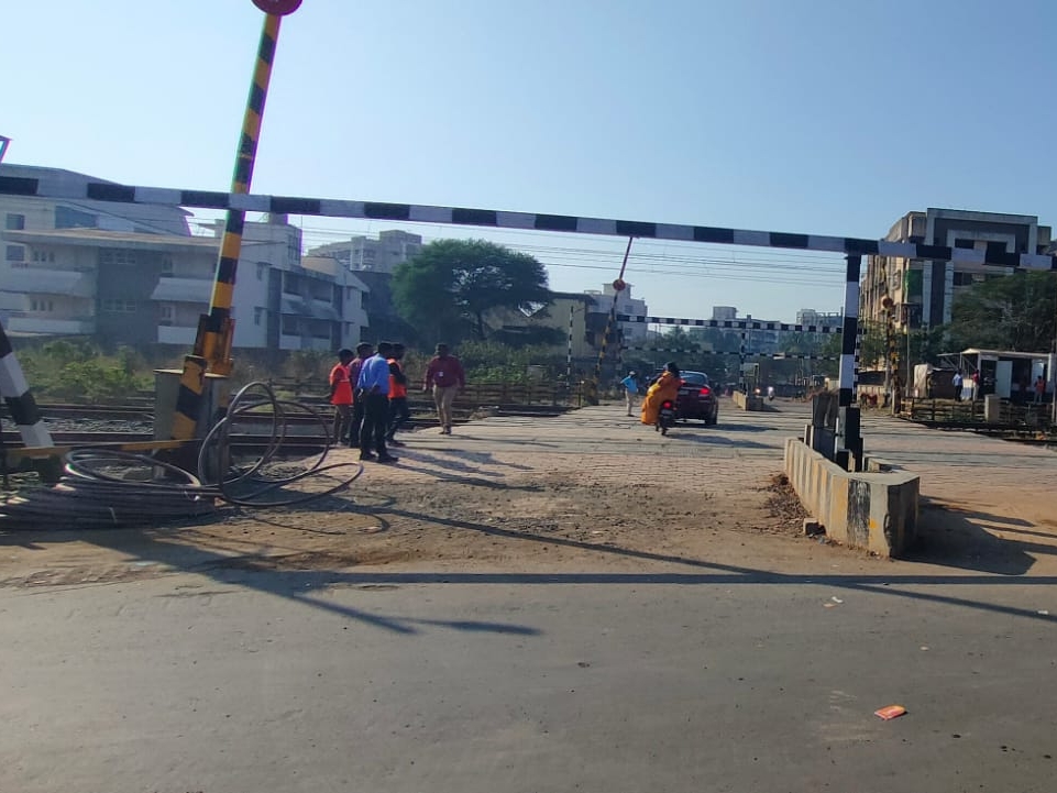 Vapi railway overbridge of Valsad district will stop the traffic from ...