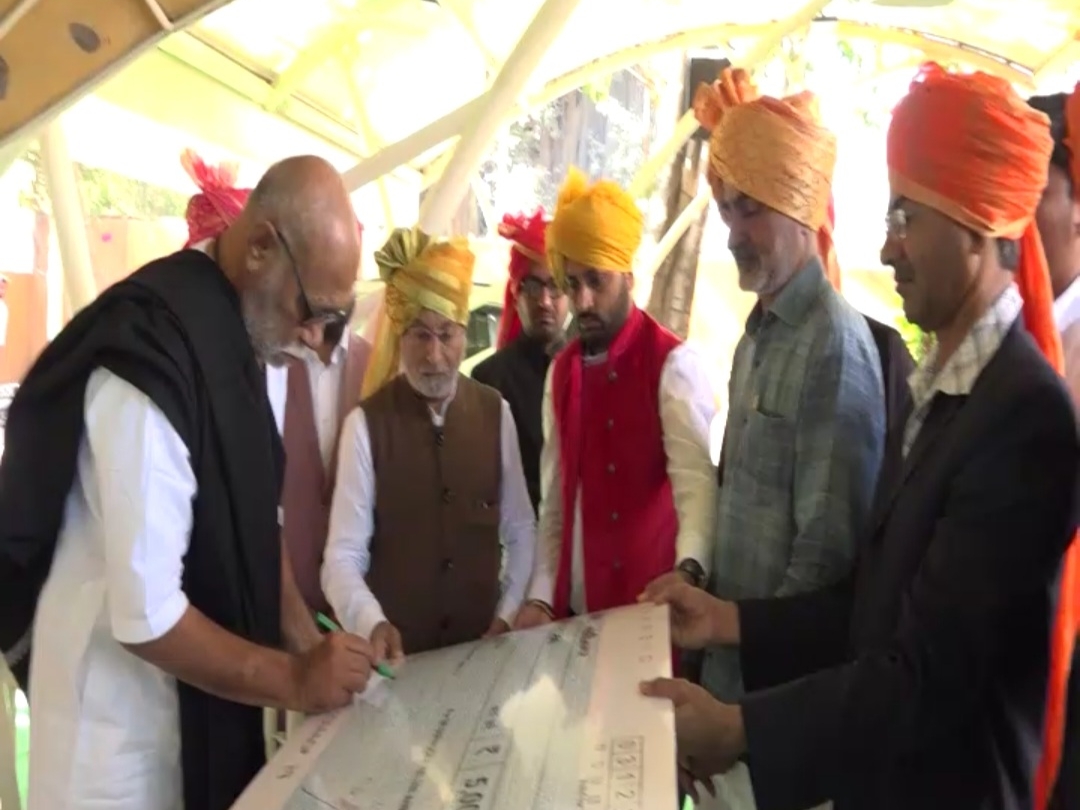 સાવરકુંડલાના ખુમાણ પરિવારના લગ્ન પ્રસંગે ડાયરાની 5 લાખની રકમ સમાજના ...