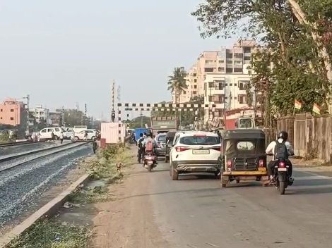 Railway bridge connecting east and west of Vapi city closed for ...