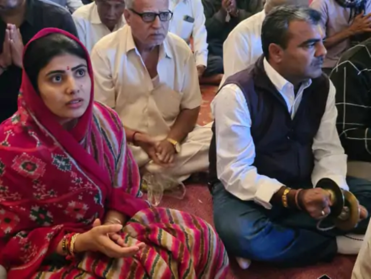 ભવ્ય જીત બાદ રિવાબાએ બાલા હનુમાન મંદિરે જઈ રામધૂન બોલાવી, તો દિવ્યેશ ...