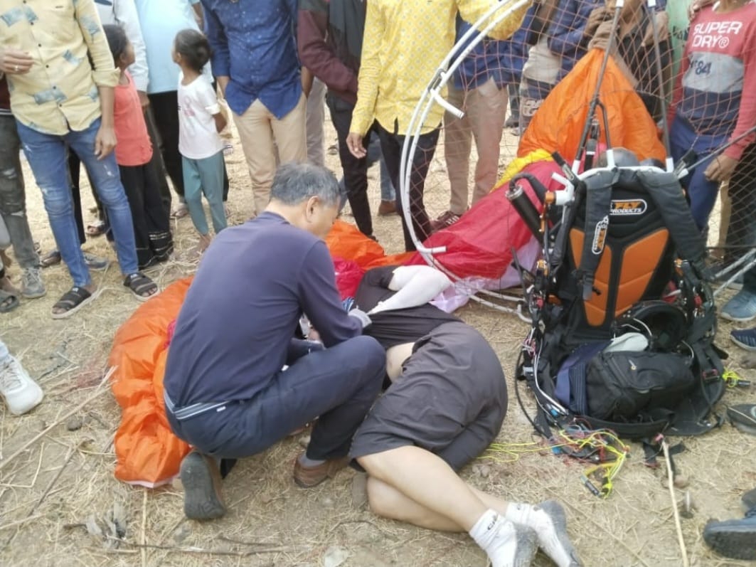 While para gliding in Kadi, it suddenly fell down, people said - due to ...