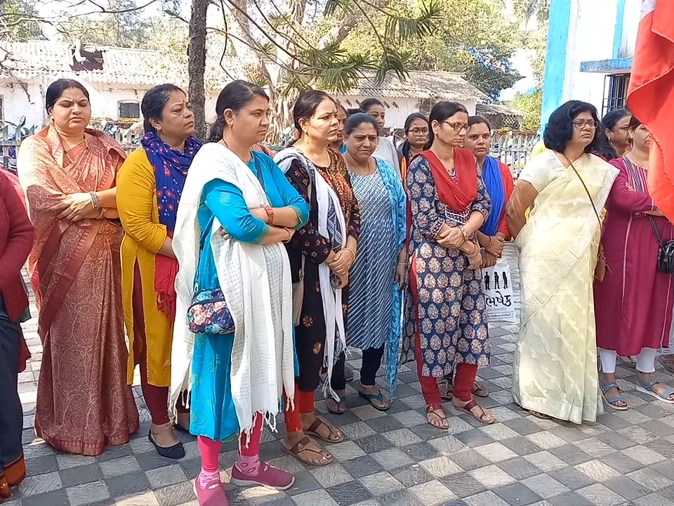 Following the decision to shift the Valsad Railway Control Office to ...
