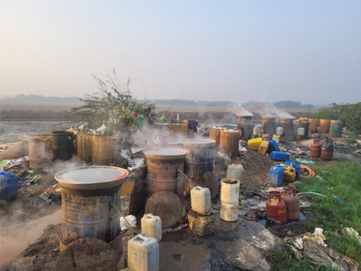State Monitoring Cell raids smoldering furnaces at Sachin GIDC in Surat ...