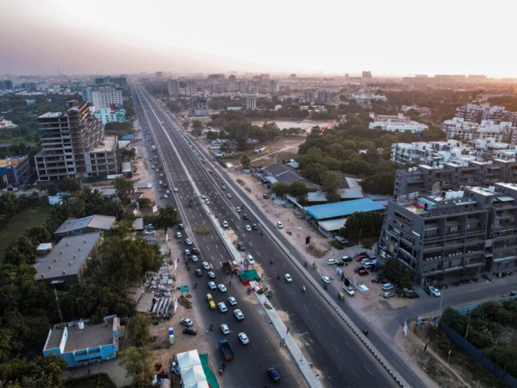 Vehicles prohibited on CG Road from 6 pm, Vehicle parking prohibited on ...