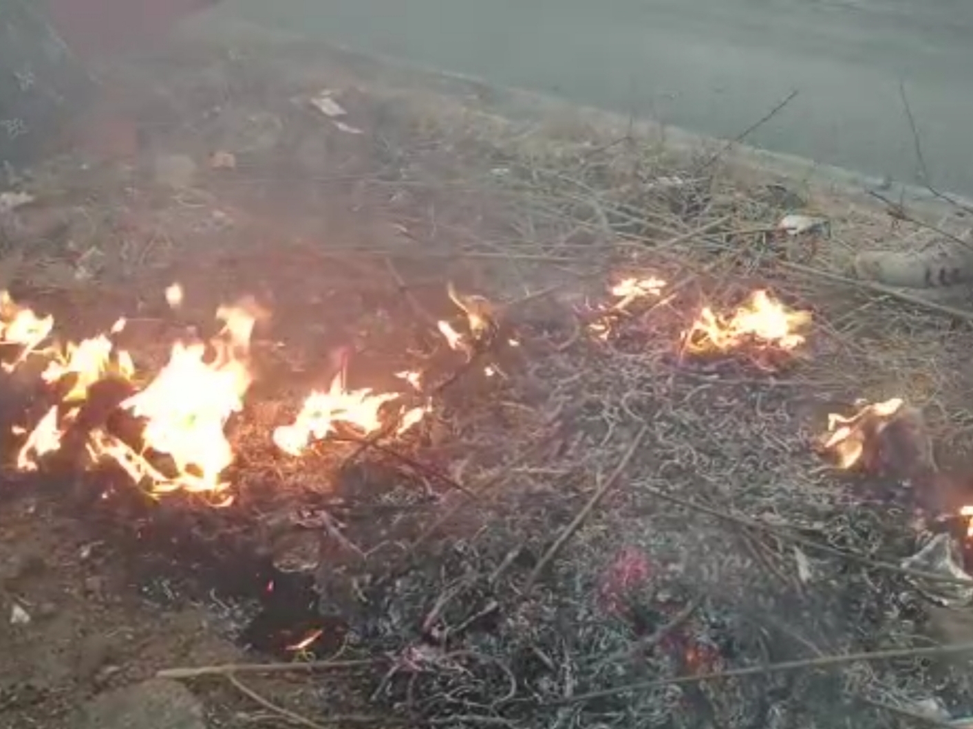 Temperature plummets in Aravalli district, people resort to heating due ...