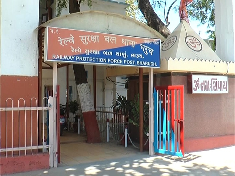 The men stole the mobile phones of two passengers from the Bhuj-Pune ...