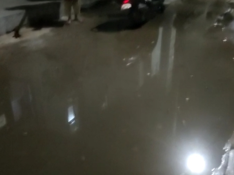 No sewage disposal system in Kajiwada area of Ward No-5 of Modasa city ...