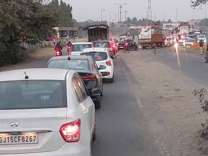 Traffic jam stopping vehicles from Daman for checking liquor at Patalia ...