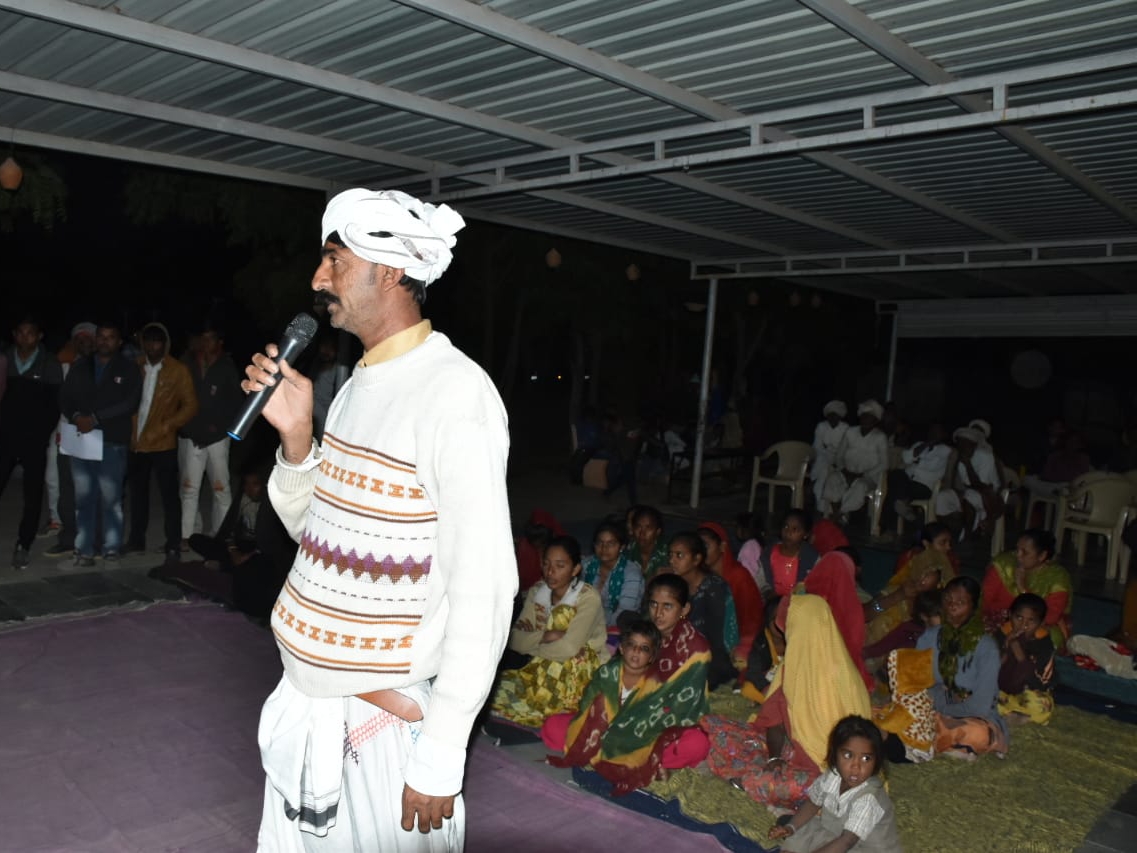 સાંતલપુરનાં એવાલ ગામમાં કલેટરની અધ્યક્ષતામાં રાત્રીસભા યોજાઈ | A night ...