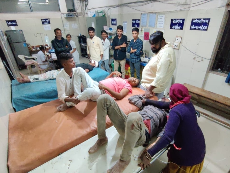 Triple rider bike falls into bridge pit on Gomta Navagam Road, Gondal ...