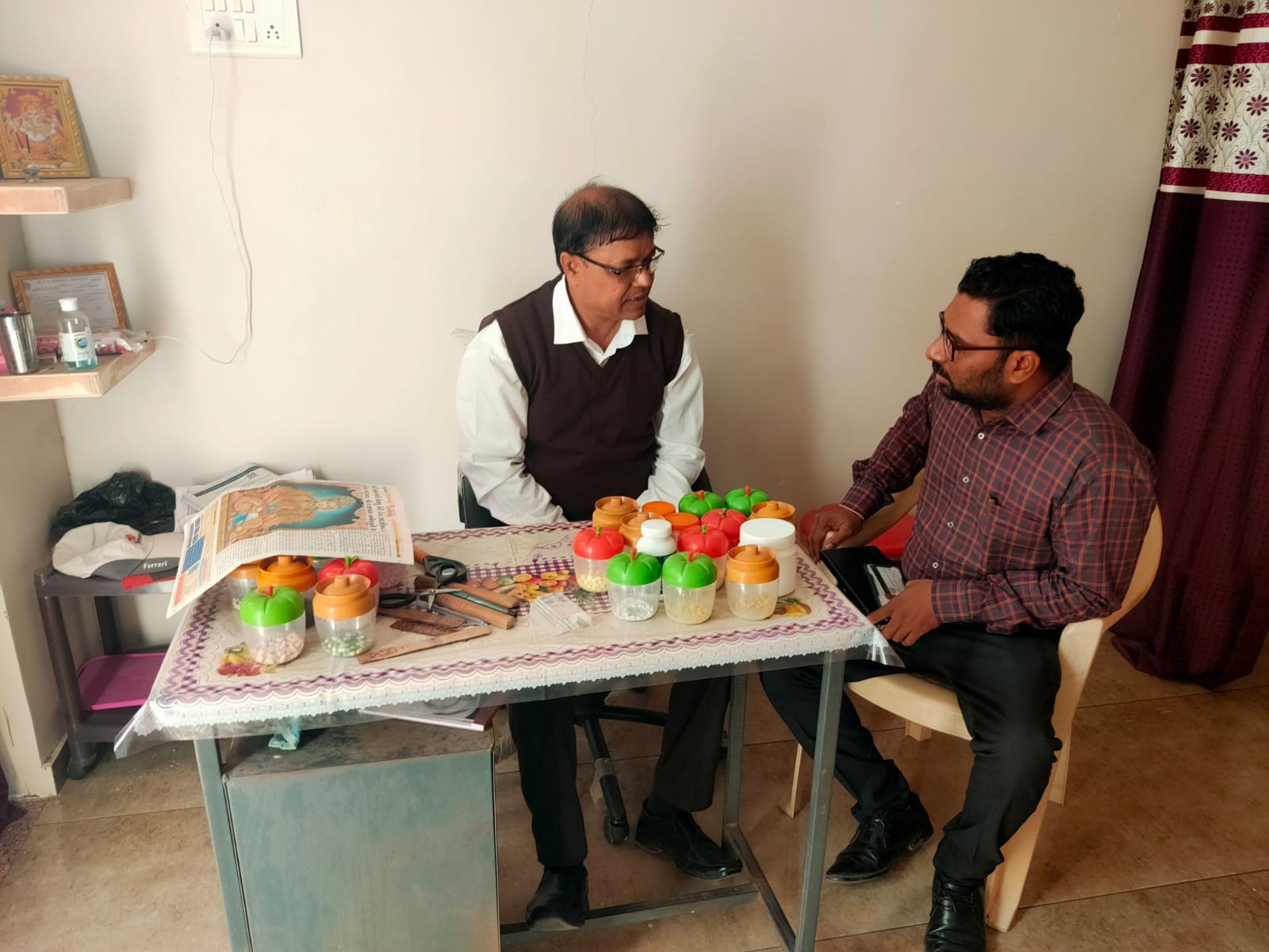 પાટણ તાલુકા હેલ્થ ઓફિસરની ટીમે ઓચિંતી રેડ કરી રતનપોળ માંથી બોગસ તબીબને ...