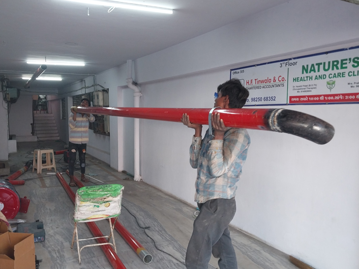 14 Fire safety operations started immediately in the complex | કામગીરી ...