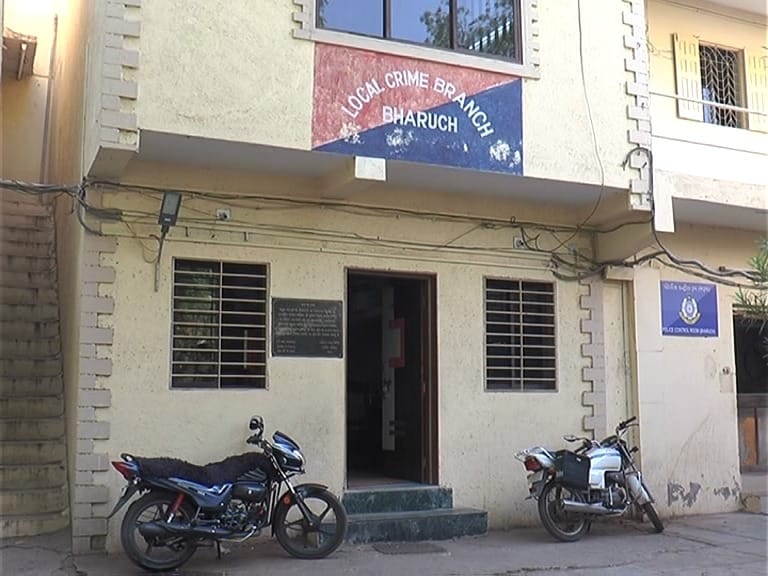 On seeing the police in Bharuch, the bootlegger couple tried to escape ...