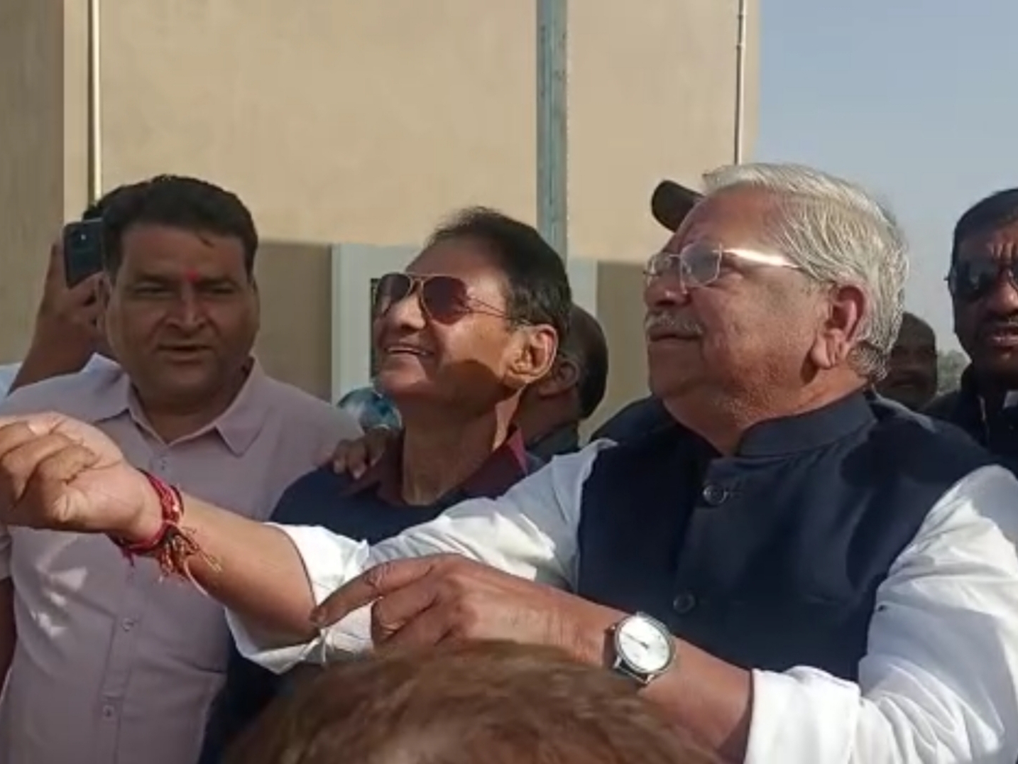 Minister Bhikhusinh Parmar flew a kite at the worker's house; The ...