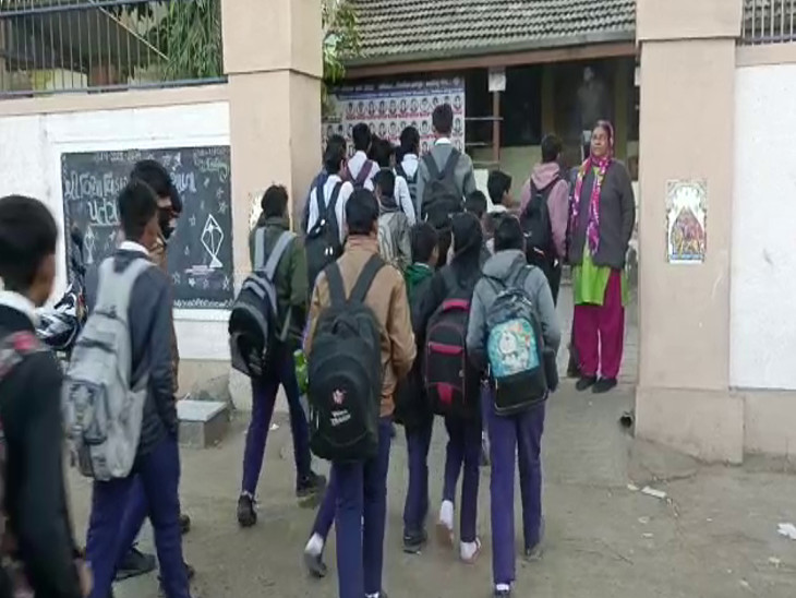In Jasdan-Atkot due to cold wave, school timings changed to 8 pm, out ...