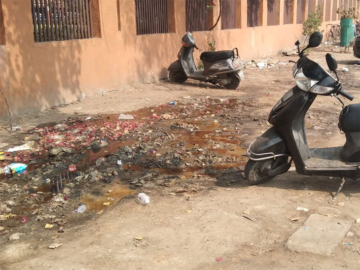 Trucks near Gujarat University-Sept-Gallawala are dumping dirt and ...