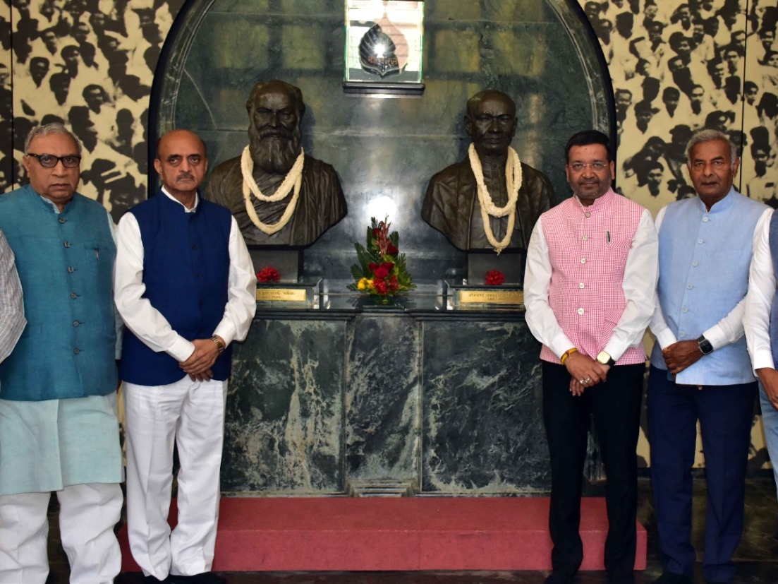 Minister Bhagwat Karad viewed various memorabilia and other valuable ...