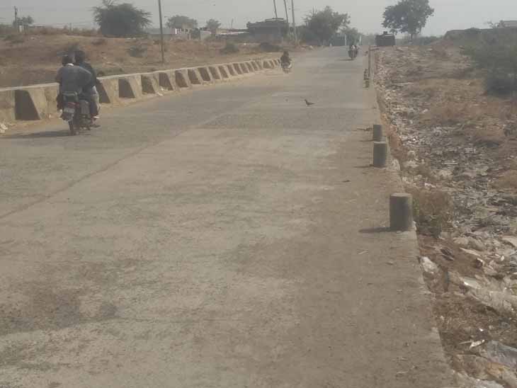 Install street lights on both sides of sat bridge on Thansa Marg in ...