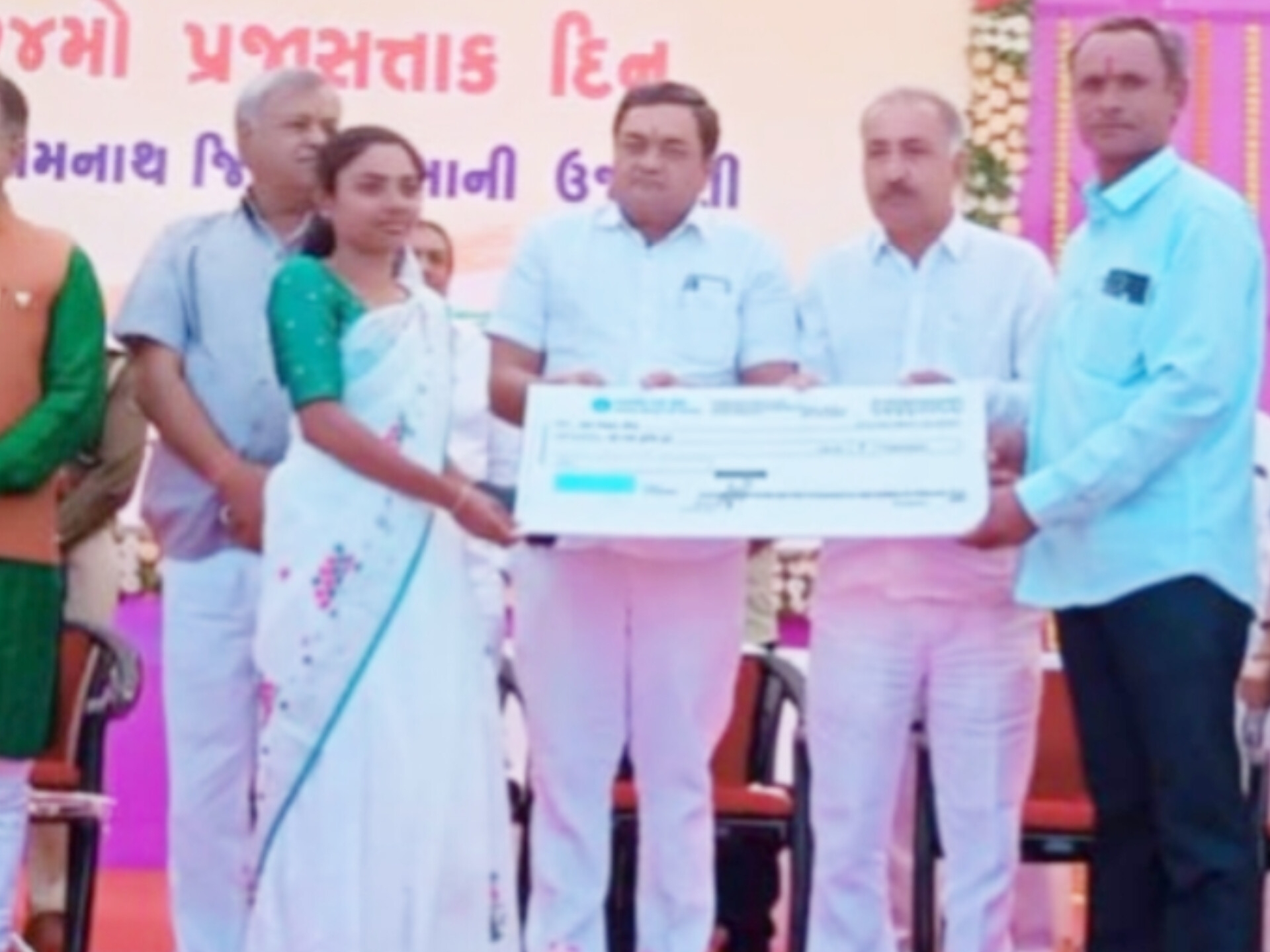 Seemar Gram Panchayat of Unani was given a cash prize of Rs three lakh ...
