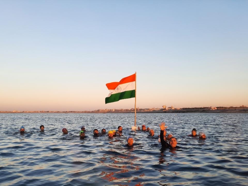 Amidst bitter cold in Porbandar, flag salutation was done at Madh Dari, a large number of people ...