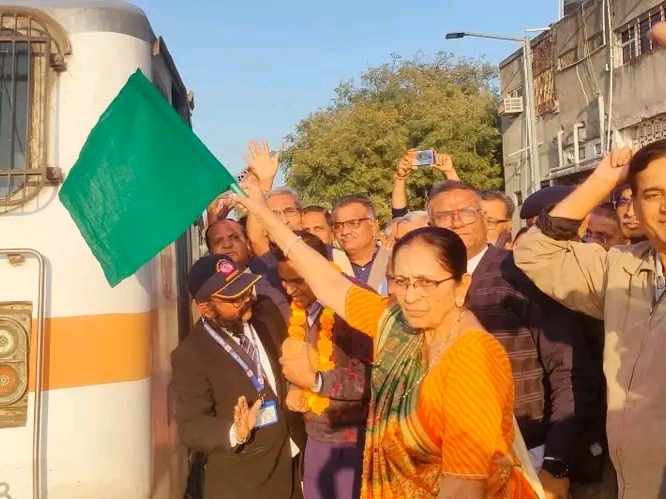 Valsad Vadnagar train stops in Visanagar, waves of happiness among ...