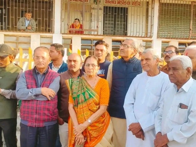 Valsad Vadnagar train stops in Visanagar, waves of happiness among ...