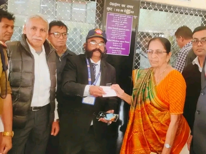 Valsad Vadnagar train stops in Visanagar, waves of happiness among ...