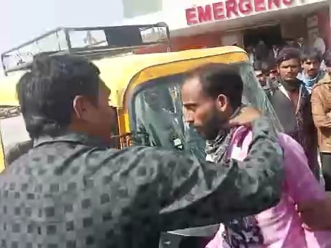 After rickshaw puller hits woman in Morbi, enraged crowd pelt driver ...