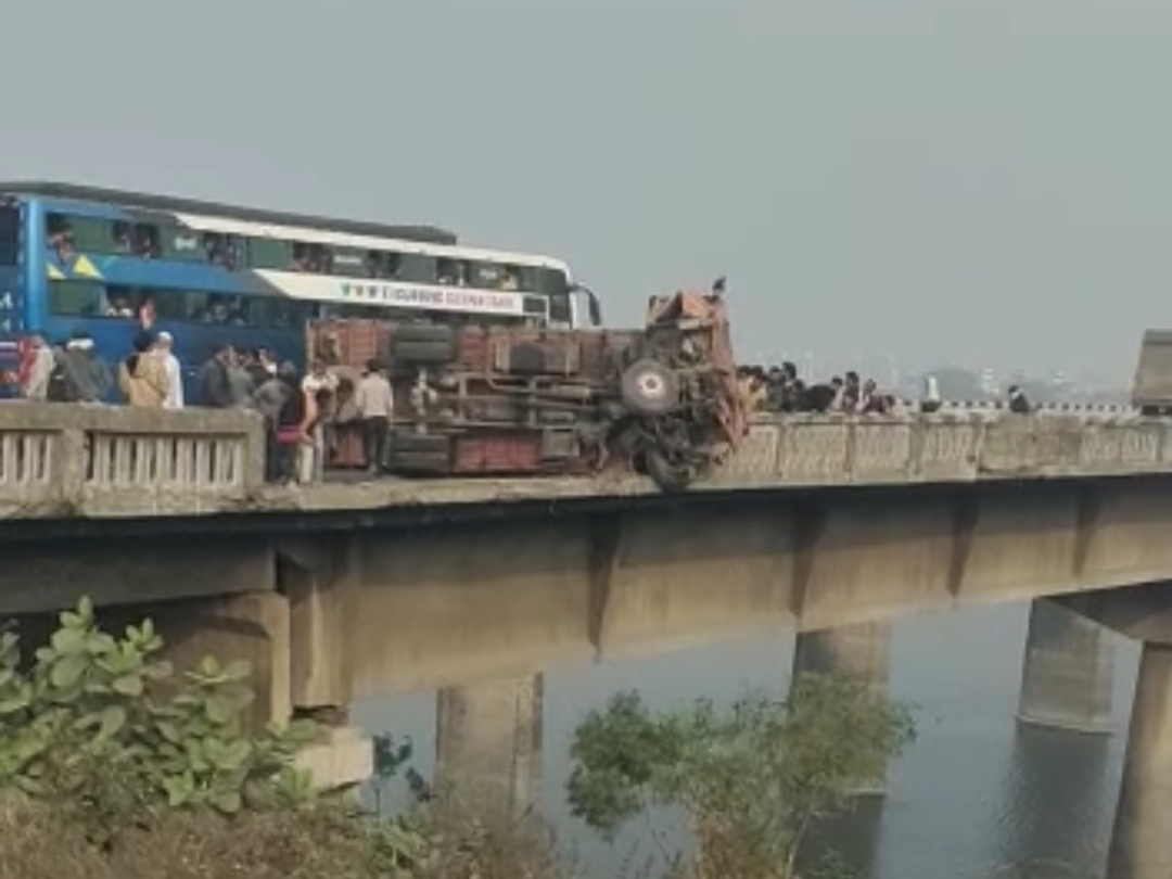 A freak accident took place on the Tapi river bridge in Kamrej, the ...