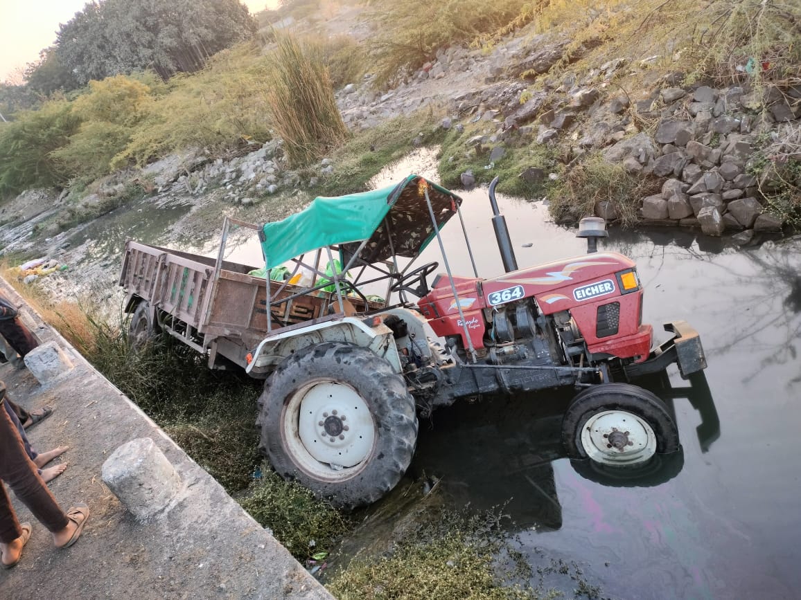 Tractor carrying 8 farm laborers overturned on Keri river in Nitapam ...