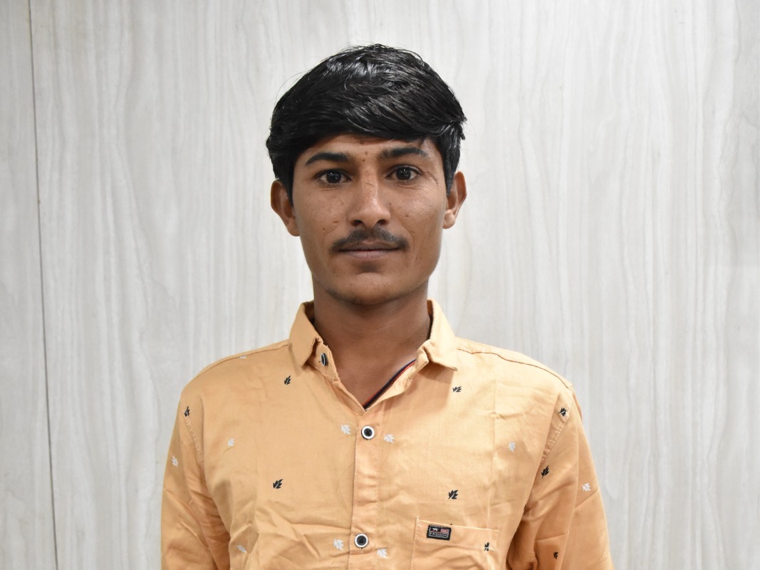 Gandhidham's Mukesh Gadhvi is giving life to the accident victims; Abad ...
