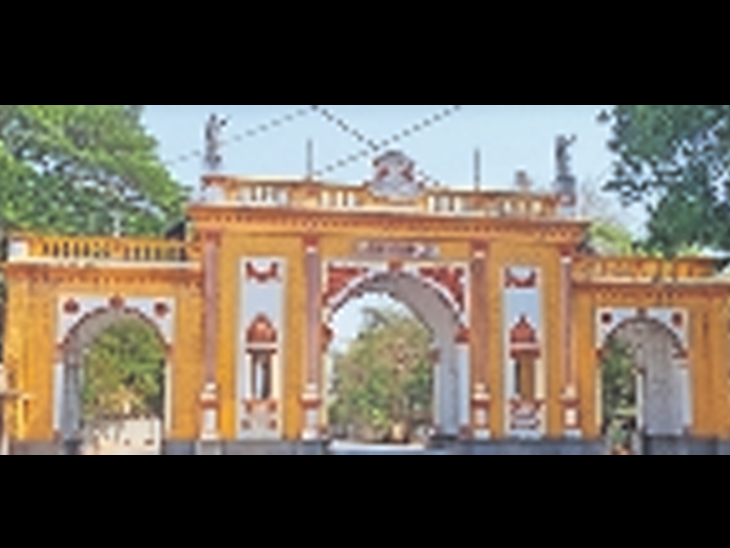 રજવાડી નગરી ધરમપુરના કલાત્મક રોયલ પ્રવેશદ્વાર (રાજ્યા રોહણ ગેટ) ત્રણ ...