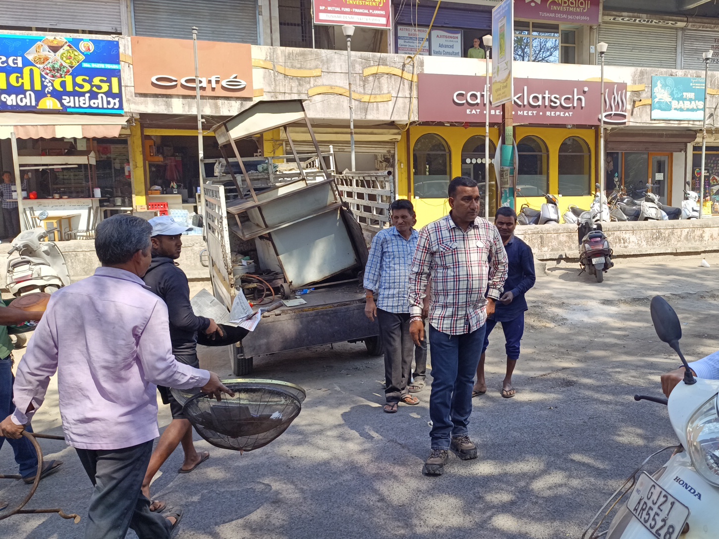 The pressure between Navsari's Vajpayee Garden and Shankar Party plots ...