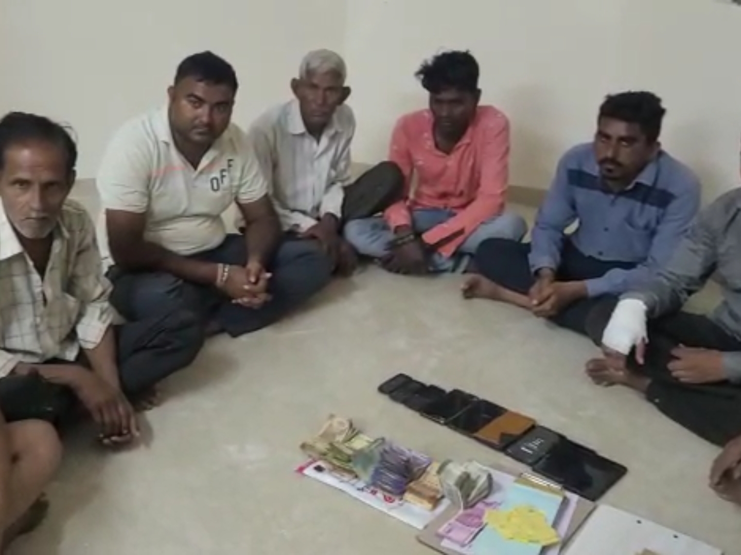 10 caught gambling in Worli Matka from Karchelia of Mahuwa; A total of ...