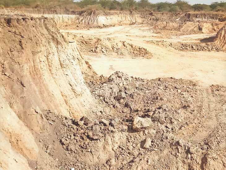 Excavation by land mafia in 200 bigha of government, waste land behind ...