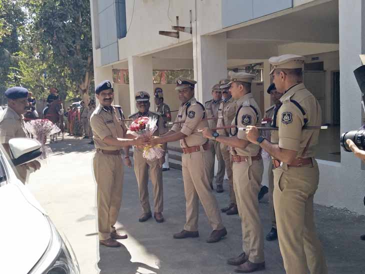 People were prevented from entering the SP office to visit the DGP ...