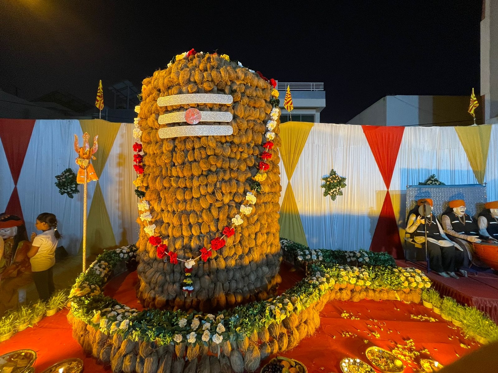 An 11 feet high and 2100 shripal Shivling was built in the gondal; A ...