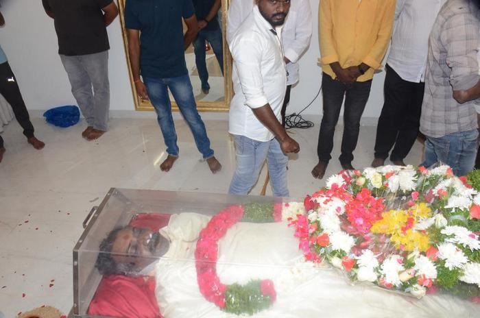Breathing his last in hospital after 23 days of treatment, Tarak Ratna ...