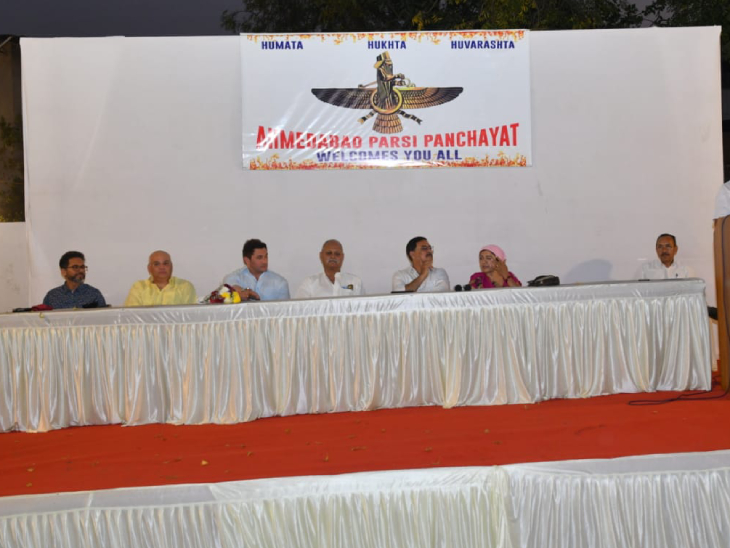 International Karate Champion Vispi Kharadi presented awards to 33 ...